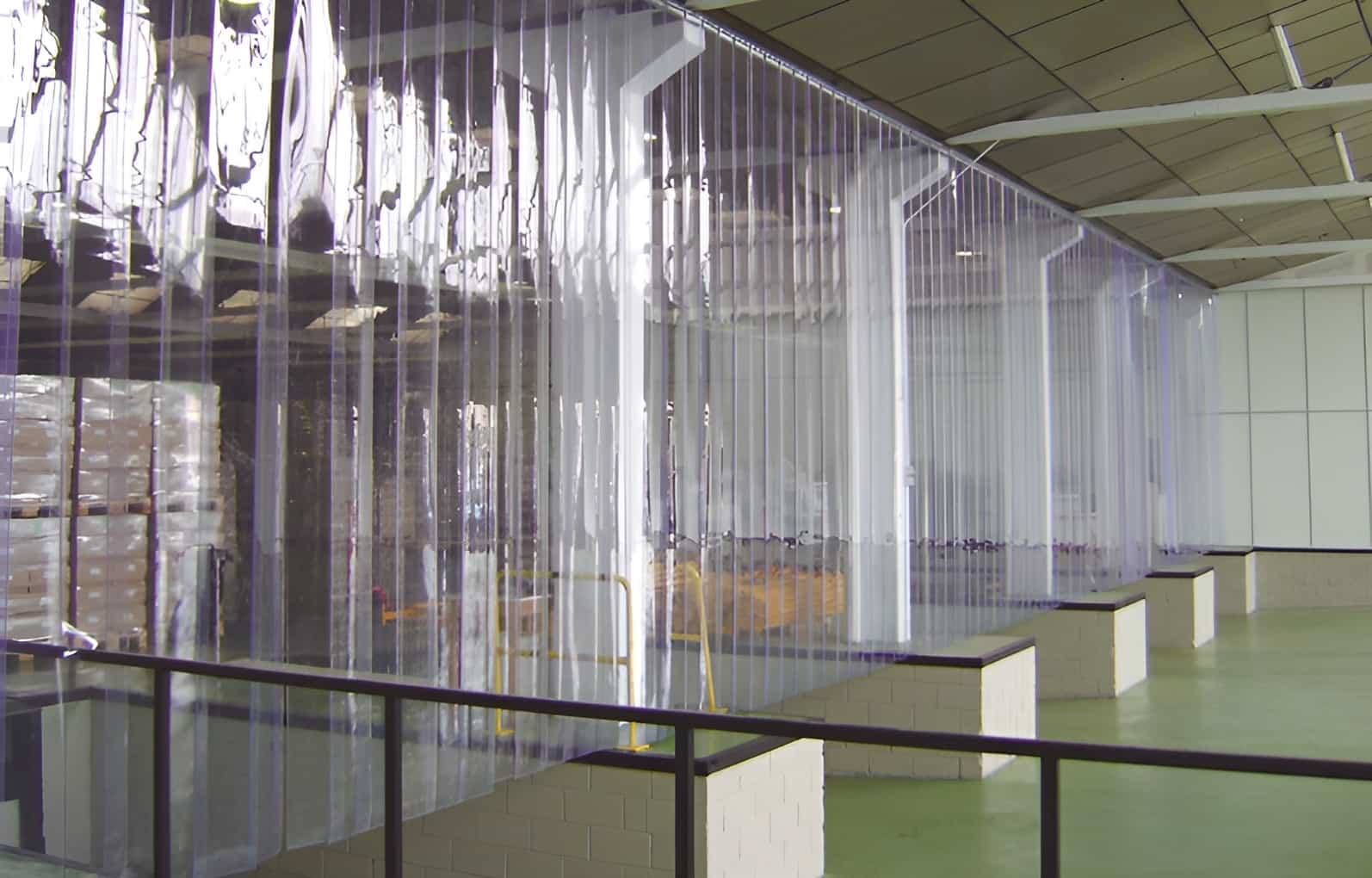 Ventajas de las cortinas de lamas de PVC en el sector industrial ...
